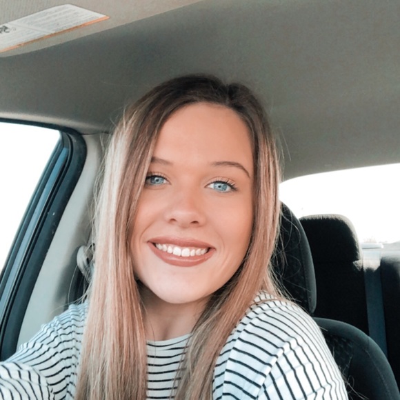 Sydney's Closet (@sydney_peet) | Poshmark